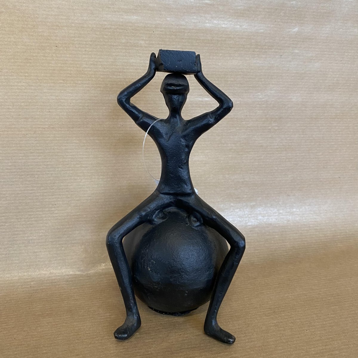 Figur i jern, mand på bold - Brugskunst - Audebo Havecenter